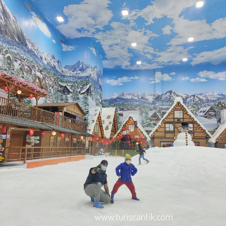 Main Salju di Trans Snow World Bintaro