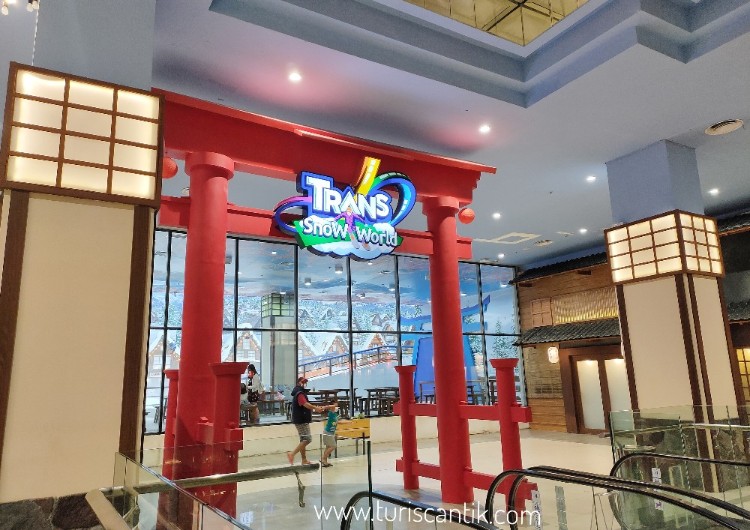 Main Salju di Trans Snow World Bintaro